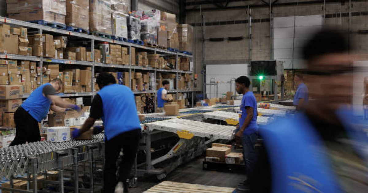 Sektor Usaha Mana yang Paling Banyak Serap Tenaga Kerja? - GoodStats